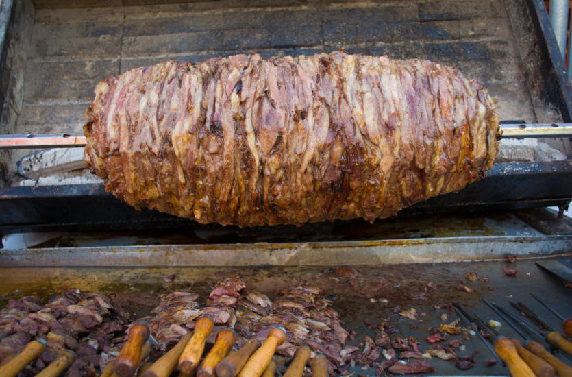 Różne typy przygotowania tureckiego dania typu kebab
