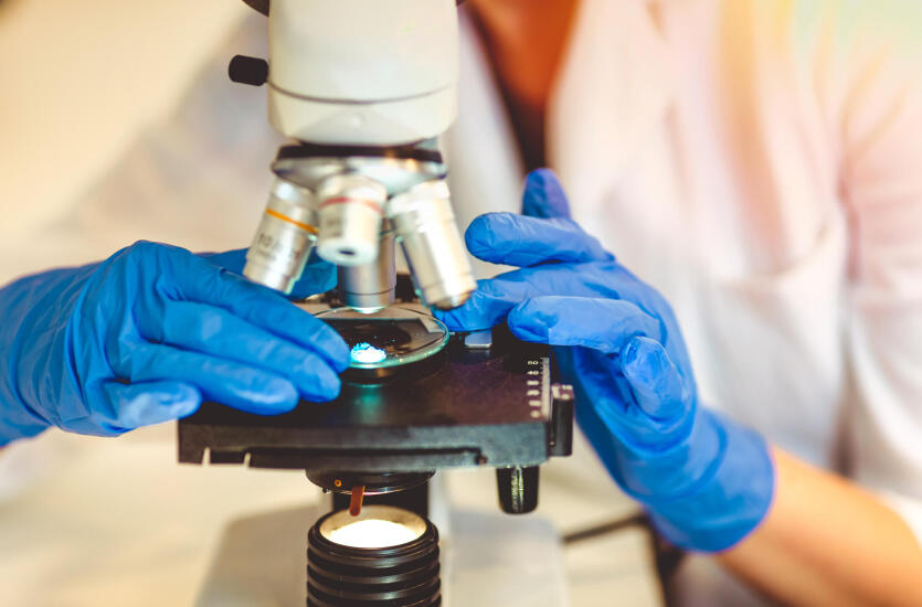 Onkolog Rafał Suwiński tłumaczy: na czym polega biopsja?