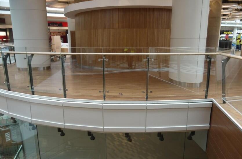 Dan Dav: Jakie są zalety aluminiowych balustrad i poręczy?