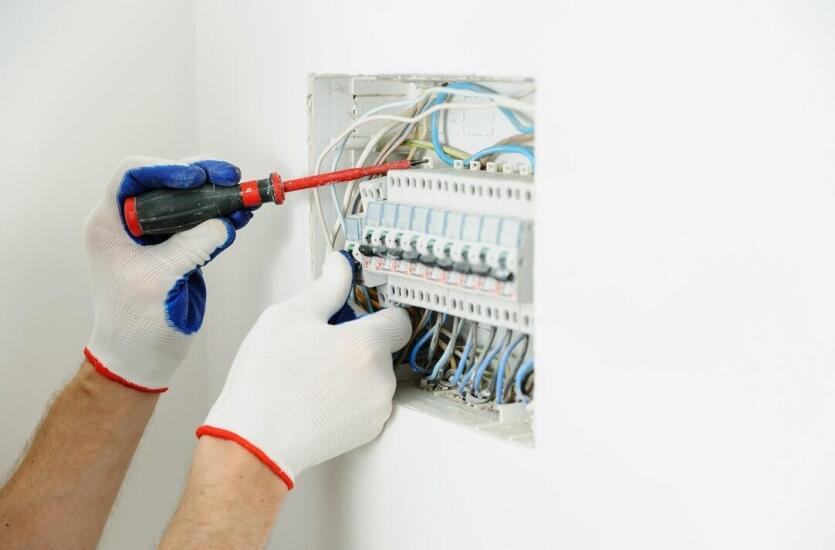 Instal-Hom - Czym są i jak montuje się instalacje elektryczne