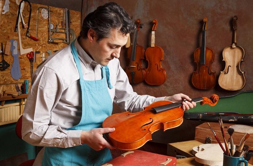 Doświadczony lutnik: tworzenie instrumentów muzycznych