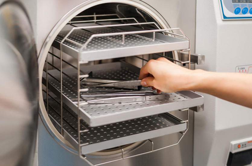 Jak działa autoklaw? Etapy prawidłowej sterylizacji.